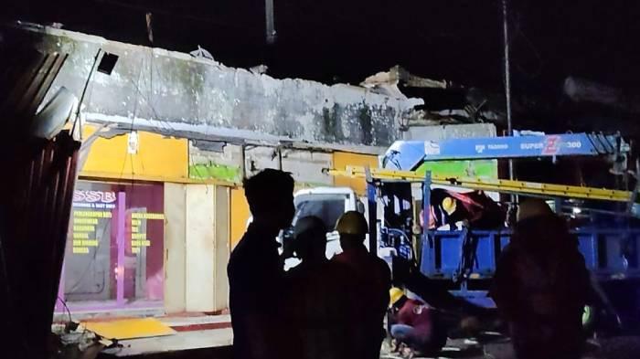 Lima Menit Menegangkan, Angin Puting Beliung Terjang Pasar Karangpandan ...