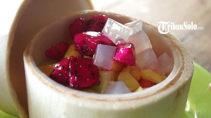 Warung Bakso Sera Simo Boyolali Habiskan 300 Kelapa Muda dalam Sehari ...