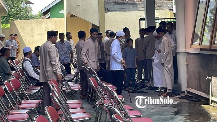 Salat Jenazah Istri Abu Bakar Ba'asyir di Sukoharjo, Dipimpin Sang ...