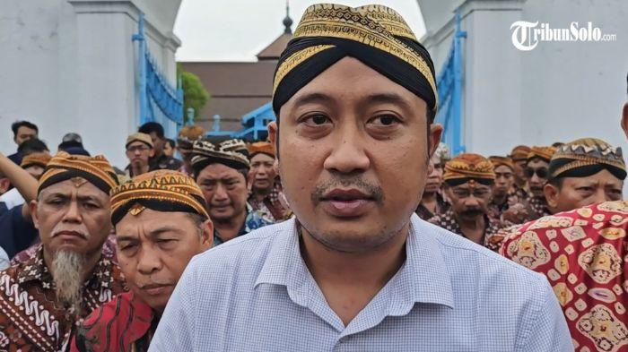 Baliho Pengukuhan PB XIV Hangabehi Muncul di Gladak Solo, LDA Tegaskan ...