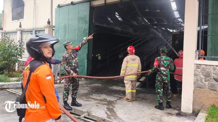 Gudang Bahan Sepatu Bot di Kalijambe Sragen Terbakar, Asap Api ...