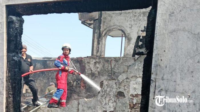 Rumah di Tawangmangu Karanganyar Terbakar, Diduga Akibat Percikan Api ...