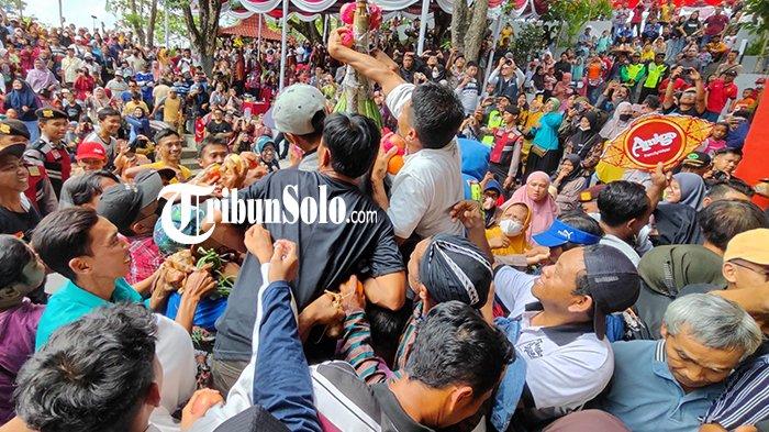 Grebeg Syawalan di Bukit Sidoguro: Tak Sampai 5 Menit, 3 Kuintal ...