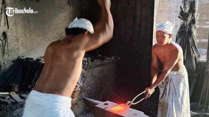 Di Balik Kain Putih dan Telanjang Dada Empu Keris Museum Brojobuwono ...