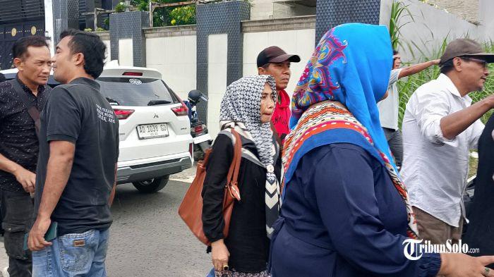 Gigit Jari, Nasabah Datangi Rumah Mewah Milik Petinggi BLN di Mojosongo ...