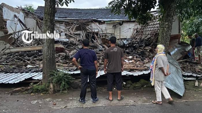 BREAKING NEWS: Rumah Roboh di Kartasura, Lansia Tewas Tertimbun ...