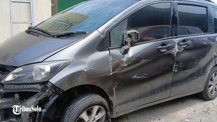 Mobil Freed Terbalik Usai Tabrak Motor di Lampu Merah Nonongan Solo ...