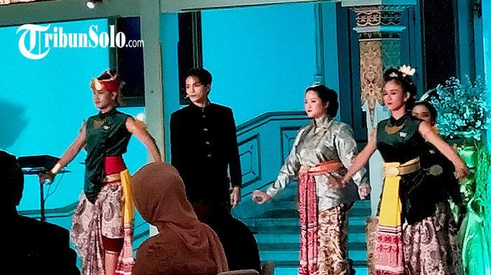 Potret Penampilan Grup KPop Xodiac di Pura Mangkunegaran Solo : Zayyan Pakai Beskap - Tribunsolo.com