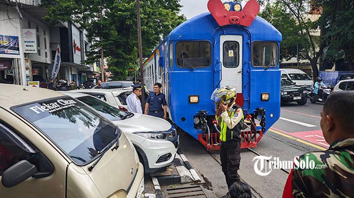 Mobil Nyaris Ditabrak KA Batara Kresna di Jalan Slamet RIyadi Solo ...
