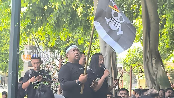 Bawa Bendera One Piece, Abah Lala Ikut Aksi Damai Seniman di Klaten ...