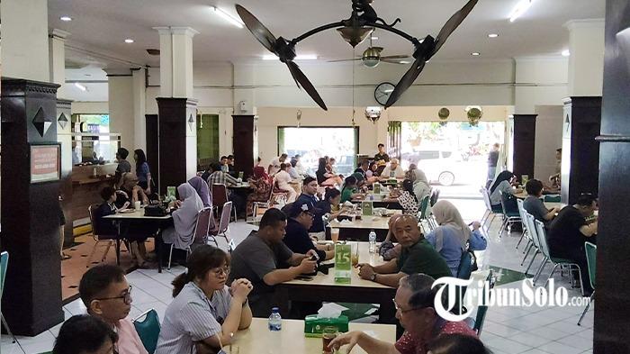 Adem Ayem, Rumah Makan Legendaris di Solo Banjir Pengunjung di Hari ...