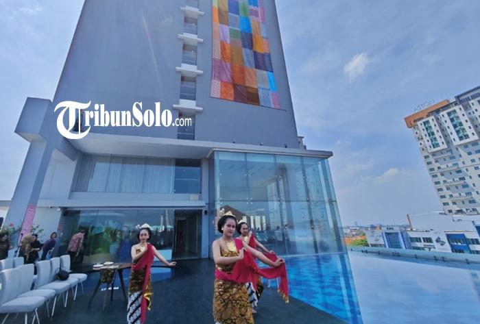 Perayaan Hari Batik Nasional, Harris Hotel Solo Bentangkan Kain Batik ...