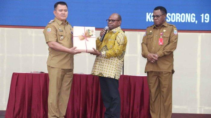 Sertijab Pj Wali Kota Sorong, Septinus Lobat Cerita Momen Pertama ...
