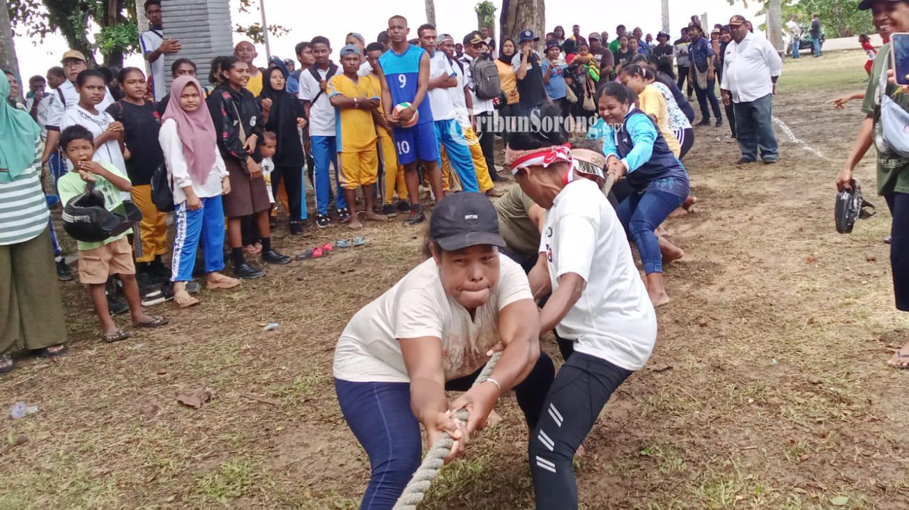 Masyarakat Waisai Raja Ampat Antusias Tonton Lomba Tarik Tambang HUT Ke-79 RI - Tribunsorong.com