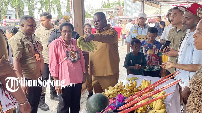Gubernur Papua Barat Daya Elisa Kambu dan Istri Belanja Dagangan Mama ...