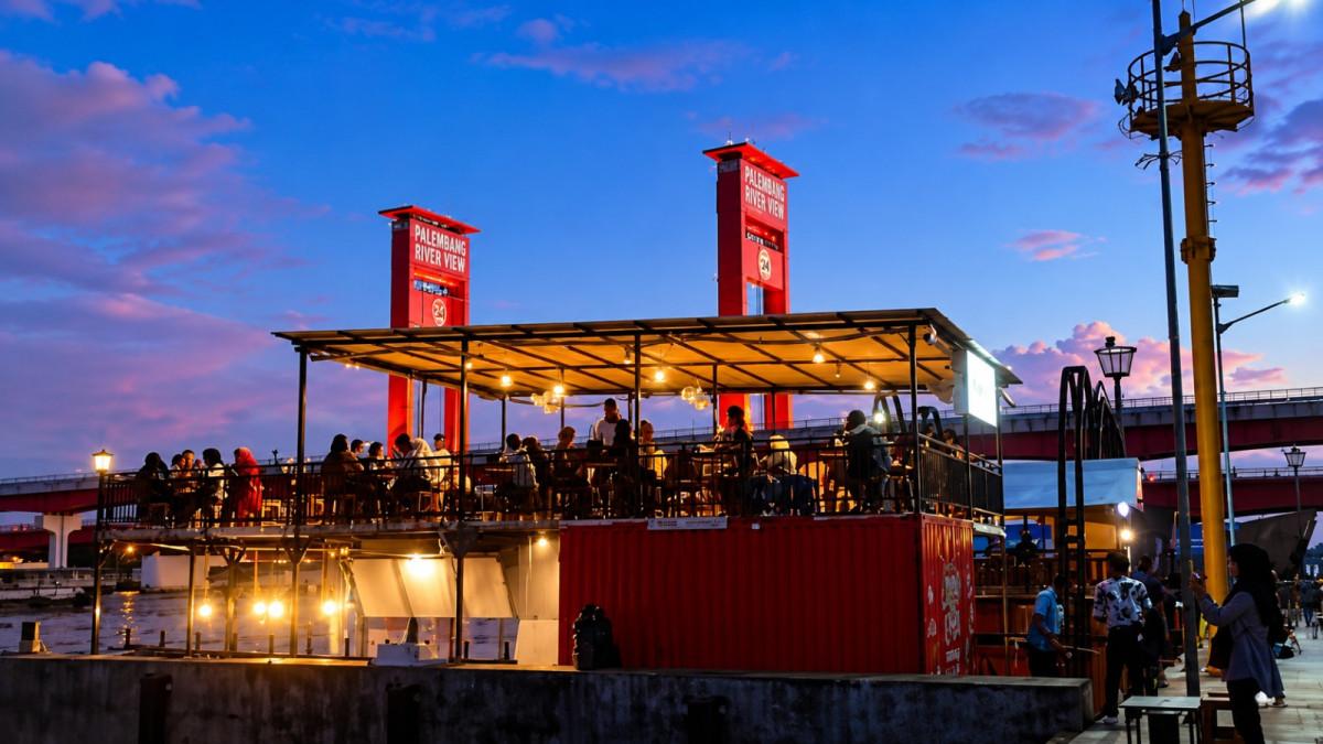 Nongkrong Estetik di Kafe Apung Palembang, Intip Pesona Baru Dermaga 16 ...