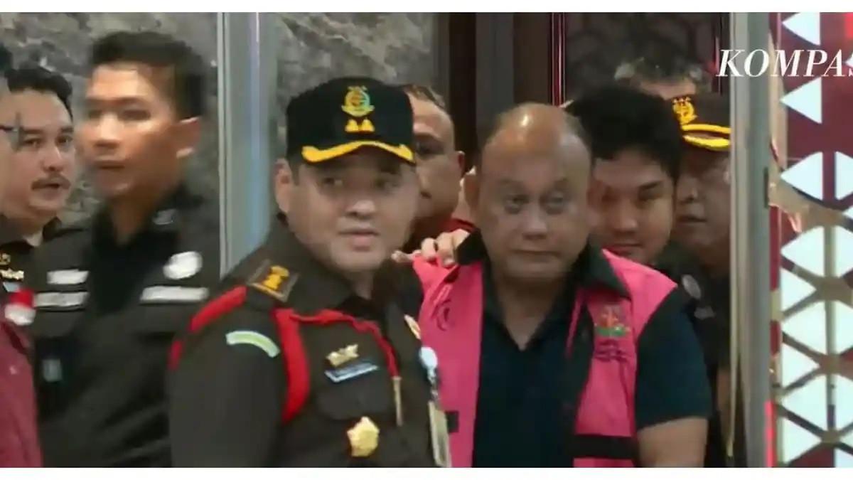 Dicopot dari Kepala BGN, Dadan Hindayana Pakai Rompi Tahanan Kejagung ...