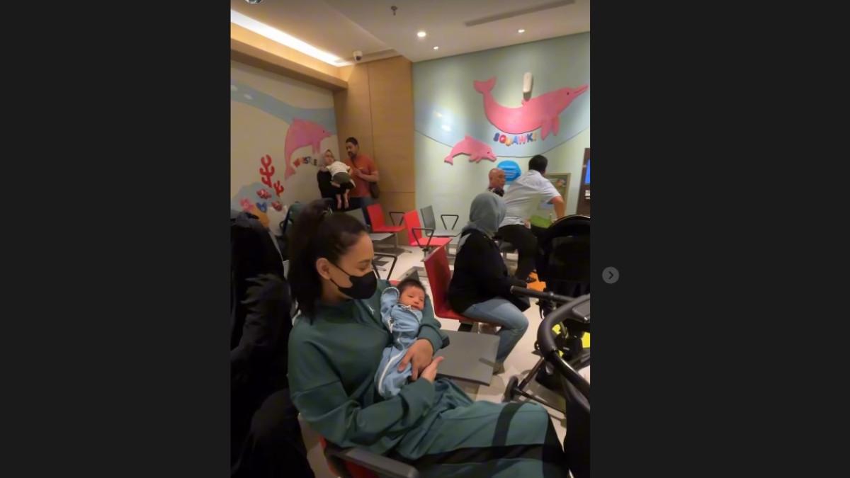 Potret Terbaru Erika Carlina Jadi Ibu, Telaten Bawa Andrew Imunisasi ke ...