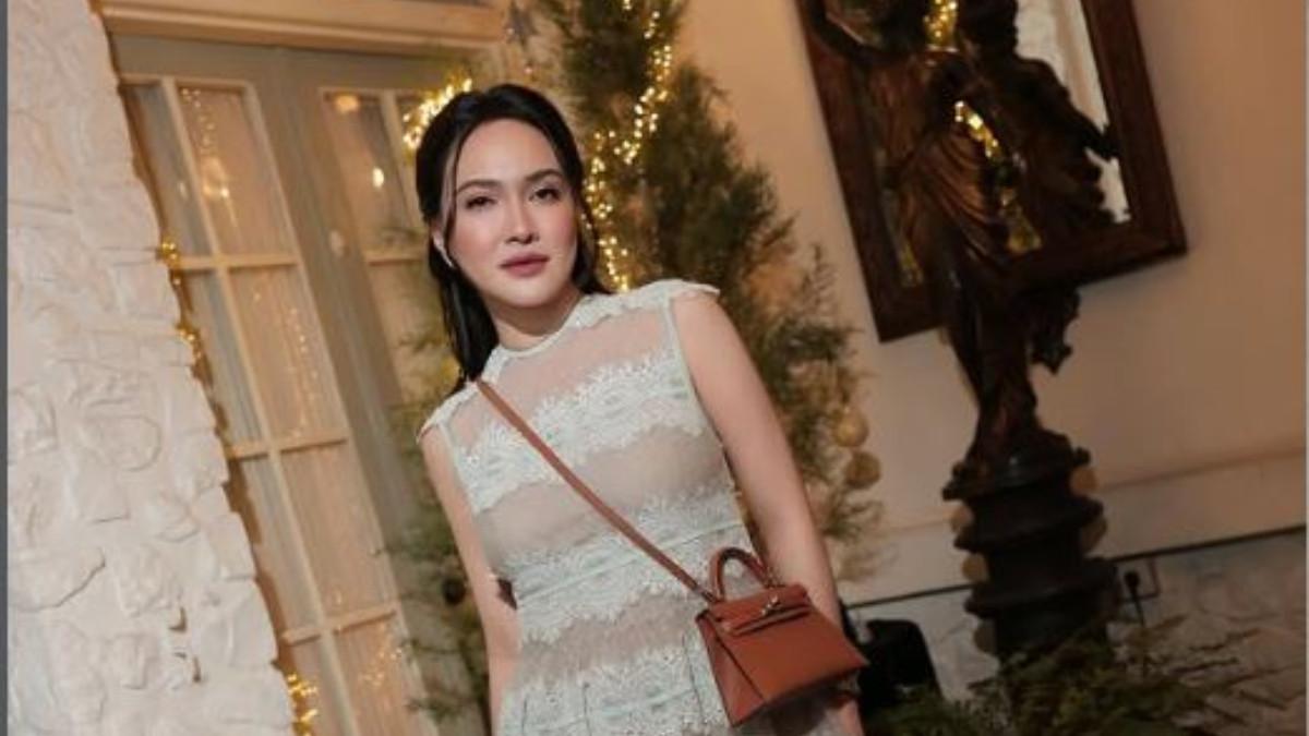 4 Potret Shandy Aulia Fokus Ibadah Natal Bareng Keluarga, Acuhkan Gosip ...
