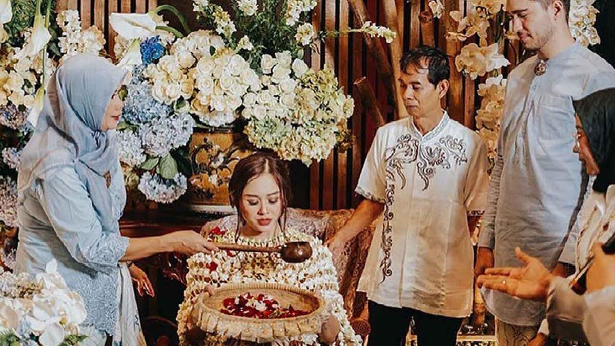 Sejarah Mitoni di Solo, Tradisi 7 Bulanan Sebelum Melahirkan, Berikut ...
