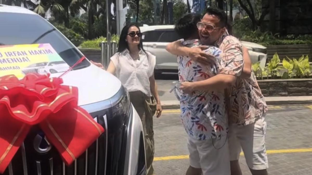Sujud Syukur Irfan Hakim! Raffi Ahmad Hadiahkan Mobil Listrik Mewah Rp ...