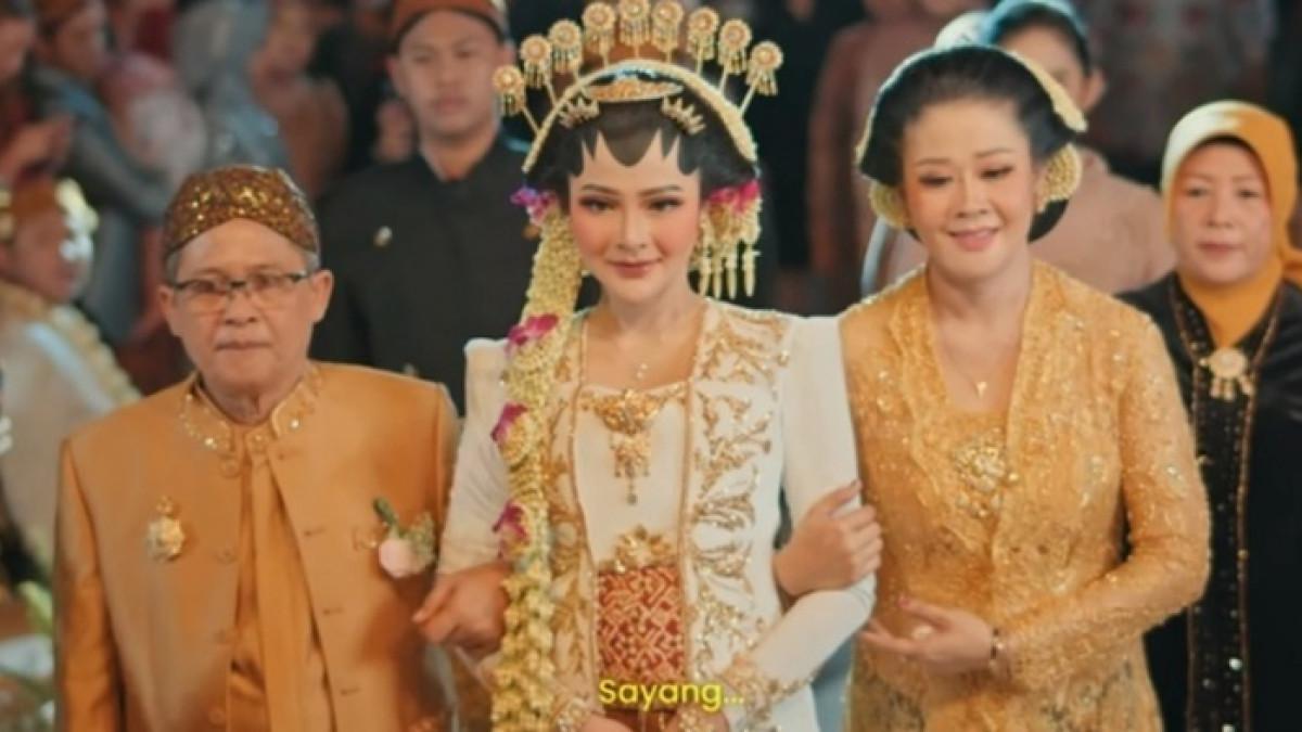 Sosok Yossi Hutomo, Ibu Mertua Denny Caknan yang Curi Perhatian, Tak ...