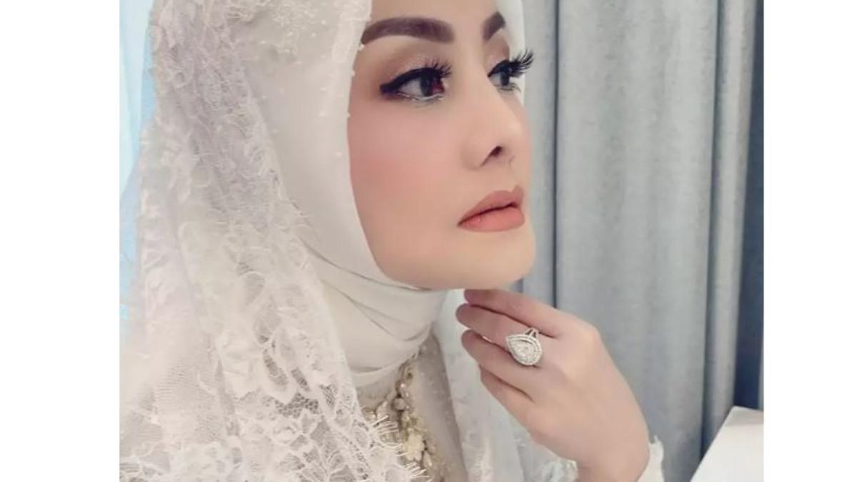 Cici Paramida Banjir Selamat Unggah Foto Pakai Baju Pengantin, Diduga ...