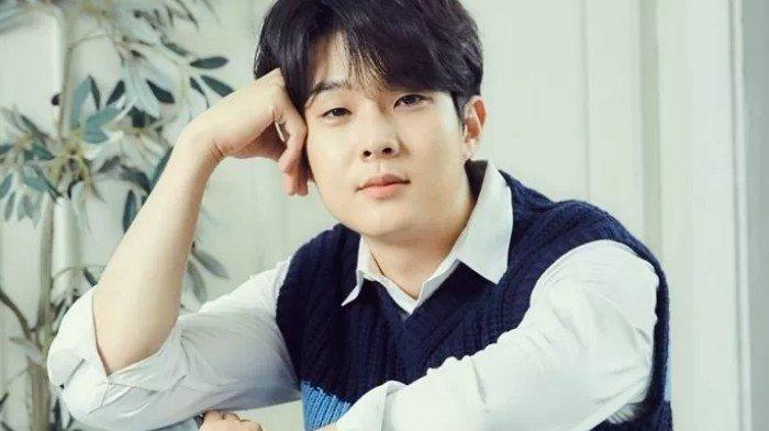 Nggak Cuma di Layar, Choi Woo Shik Juga Disebut Boyfriend Material di ...