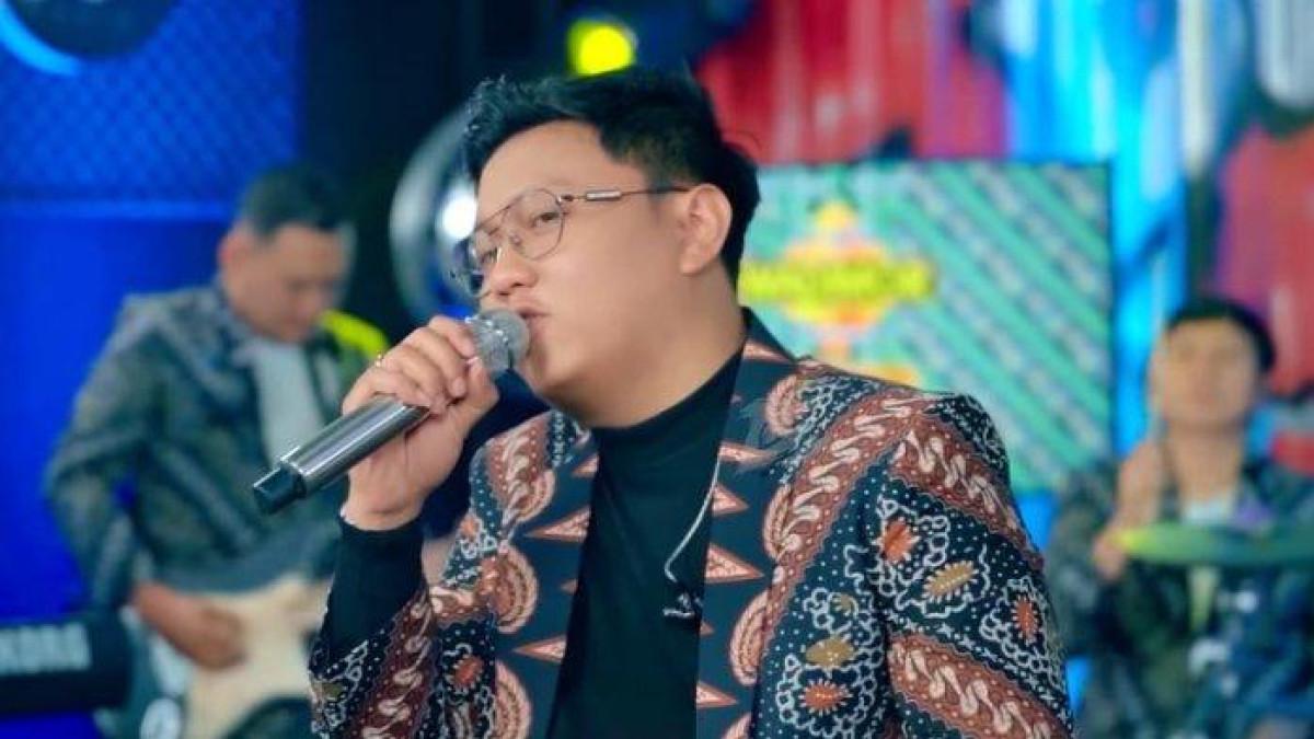 Lirik Lagu Sigar - Denny Caknan: Sinten Sing Sambat Kulo Niki Kuat ...