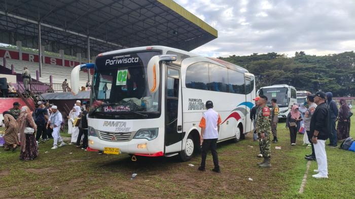 BERITA FOTO: 163 Jamaah Haji Polman Kloter 19 Tiba di Stadion S Mengga ...