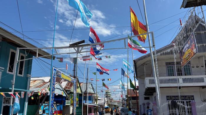 BERITA FOTO: Meriahnya Kampung Bola Pambusuang Polman Bendera Tim ...