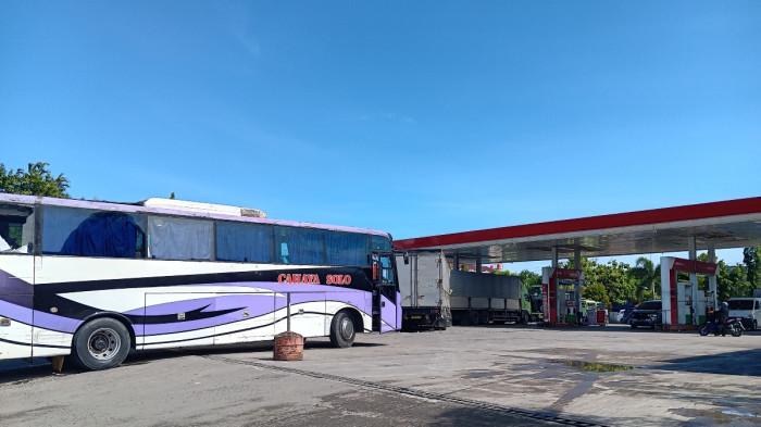 Antrean Panjang Pengisian BBM Solar di SPBU Simbuang, Sopir Truk ...