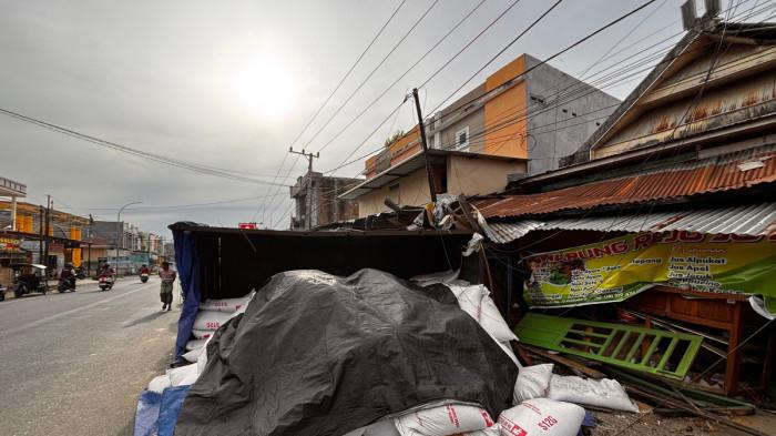 Sopir Diduga Mengantuk, Truk Tabrak Warkop, Minibus, dan Rumah Makan di ...