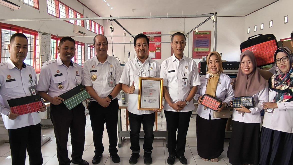 Program Ruki Berhasil Diterapkan, Kanwil Kemenkum Sulbar Serahkan Sertifikat Merek Es-MK ...