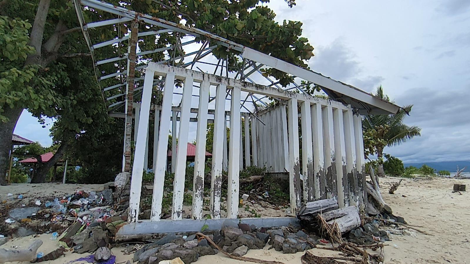 Objek Wisata Pulau Pasir Putih Polman Rusak Diterjang Ombak, Pengunjung ...