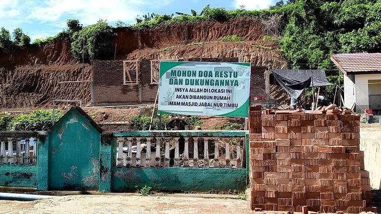 Warga Timbu Mamuju Gotong Royong Bangun Rumah Imam Masjid Jabal Nur ...