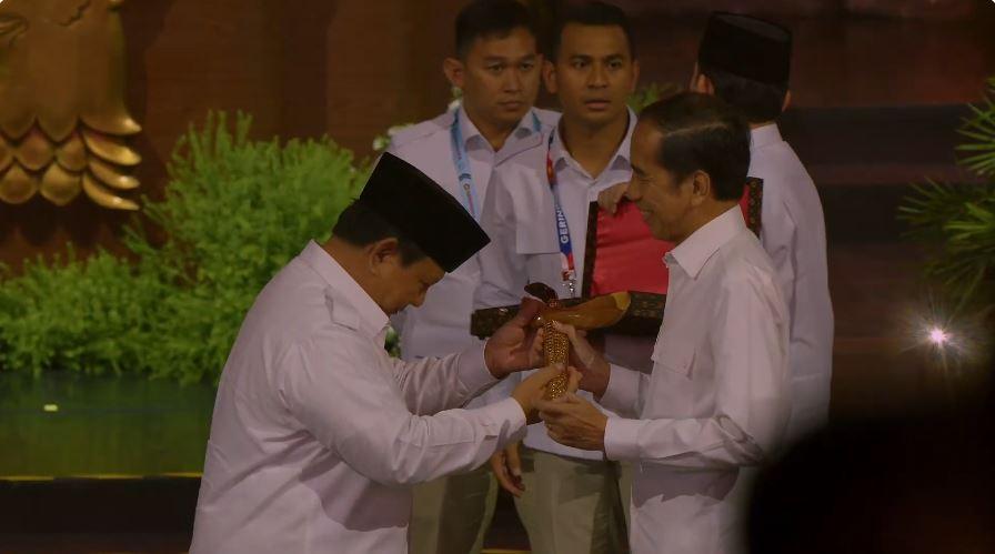 Tanda Loyalitas, Berikut Makna Hadiah Keris Bersarung Emas dari Prabowo ...