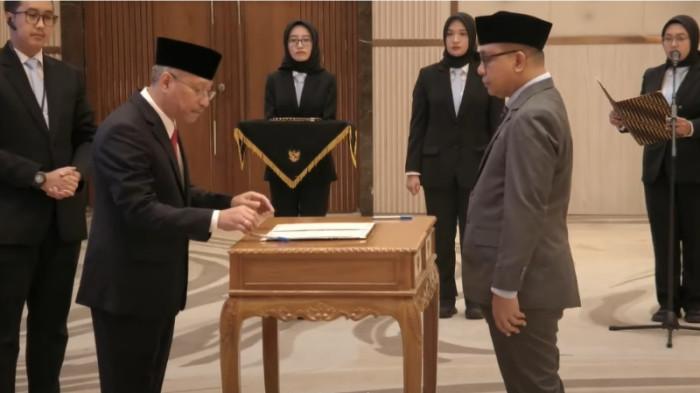 Sekjen Kemdiktisaintek Lantik Prof Armid sebagai Rektor UHO Kendari ...