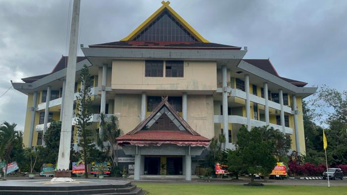 Rektorat UHO Kendari Dipenuhi Karangan Bunga Ucapan Selamat Usai Rektor ...