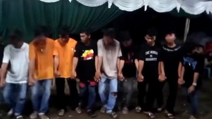 Video Viral Twitter, Aksi Barisan Lelaki Ini Disebut Paguyuban Leher ...