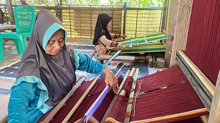 Cerita Perajin Tenun Tradisional di Kendari Sulawesi Tenggara Hasilkan ...
