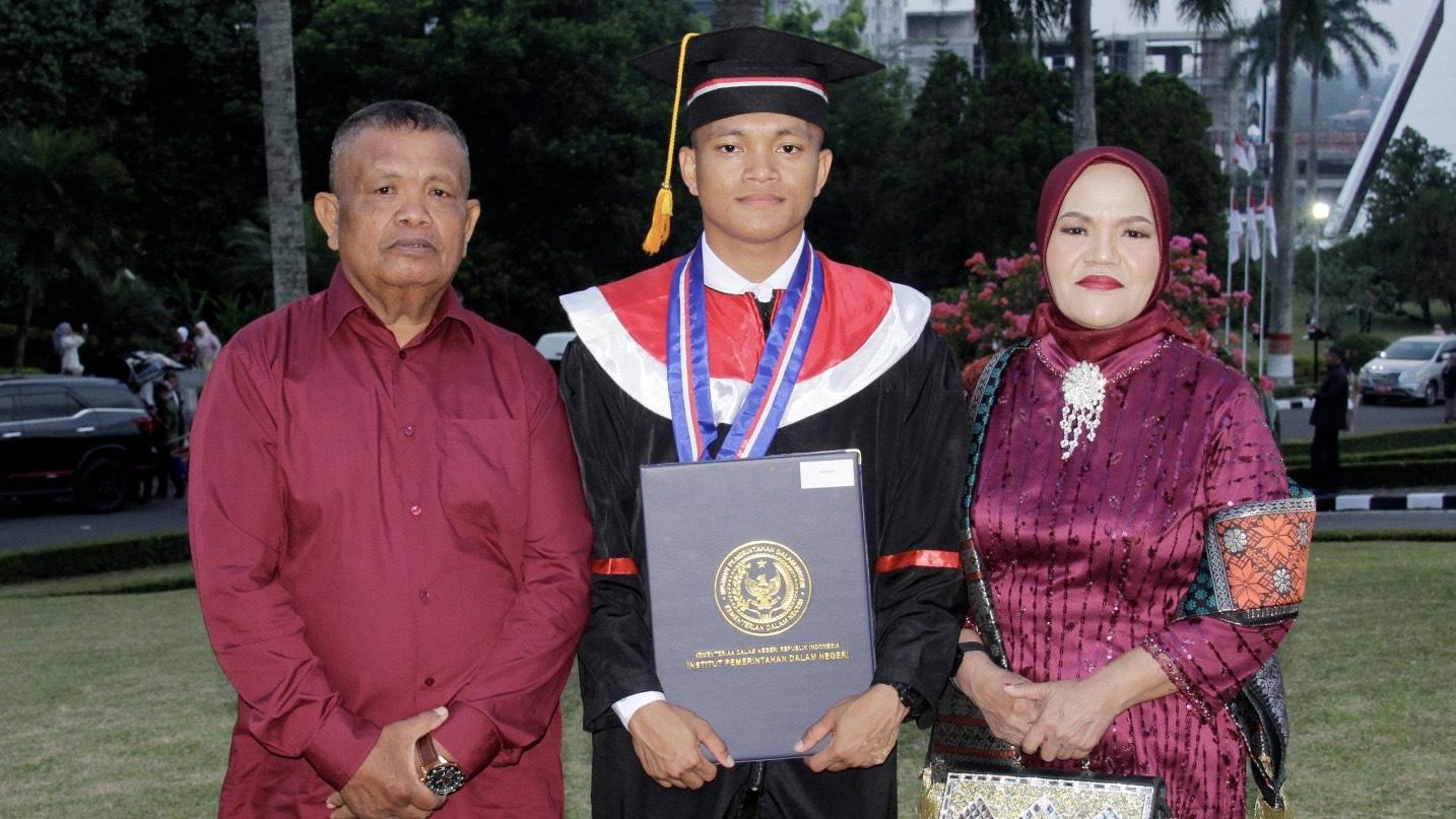 Profil Suwandi Asal Buton Sulawesi Tenggara Wisudawan Terbaik IPDN 2025, Aktif Menulis Jurnal ...