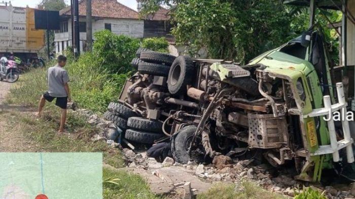 Hindari Mobil Berhenti Mendadak, Truk Tabrak Rumah Warga dan Terbalik di Jalintim Banyuasin ...