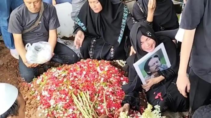 Bersimpuh di Bawah Hujan, Karina Ranau Ungkap Kerinduan setelah Satu ...