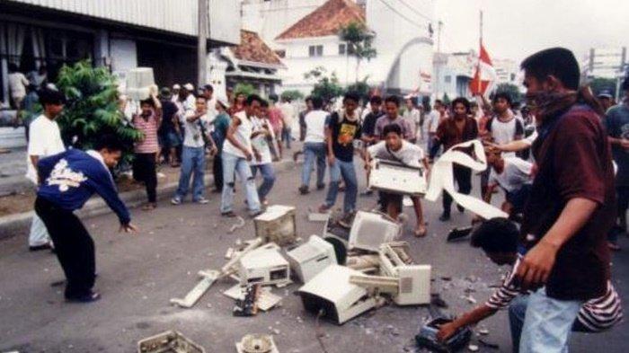 Mengenang Peristiwa Kerusuhan Mei 1998, Kronologi Kejadian Hingga ...