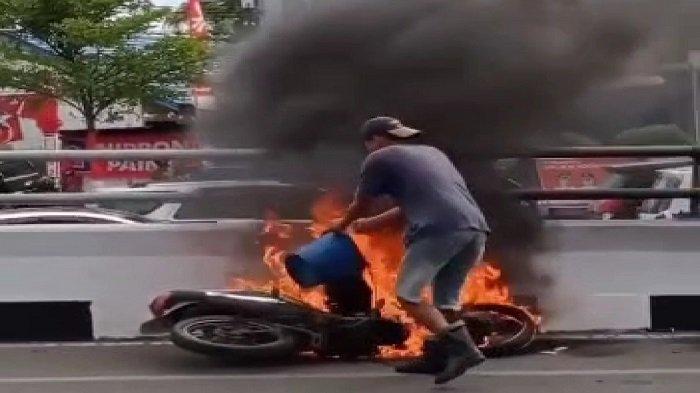 Sepeda Motor Terbakar di Flyover Jakabaring Palembang, Ini Kesaksian ...