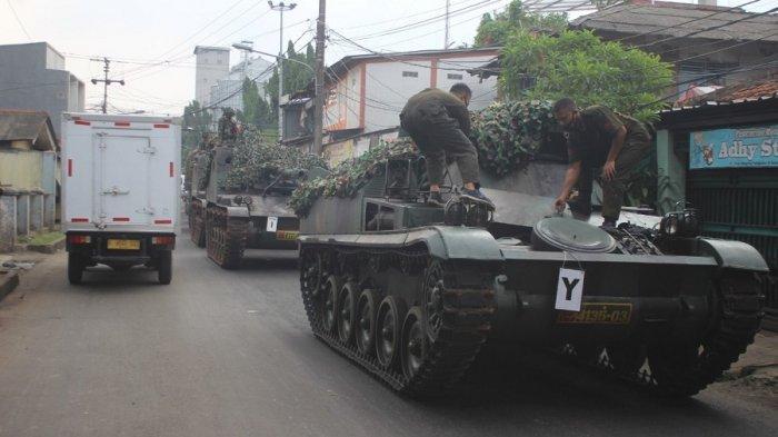 VIDEO Ormas Nyaris Bentrok dengan TNI, Tendang Pintu Mobil TNI hingga Geber Motor saat Konvoi ...
