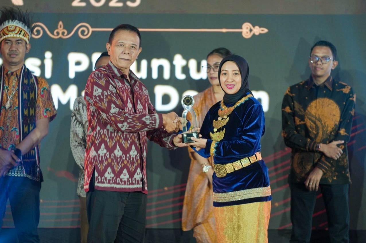 Terapkan Komunikasi Digital dan Program TJSL, Kilang Pertamina Plaju Raih Penghargaan PRIA 2025 ...