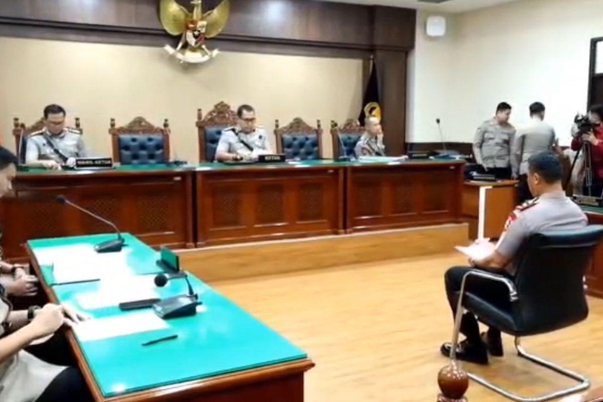 Potret Kompol Cosmas Komandan Batalyon Saat Sidang Etik Lindas Ojol ...