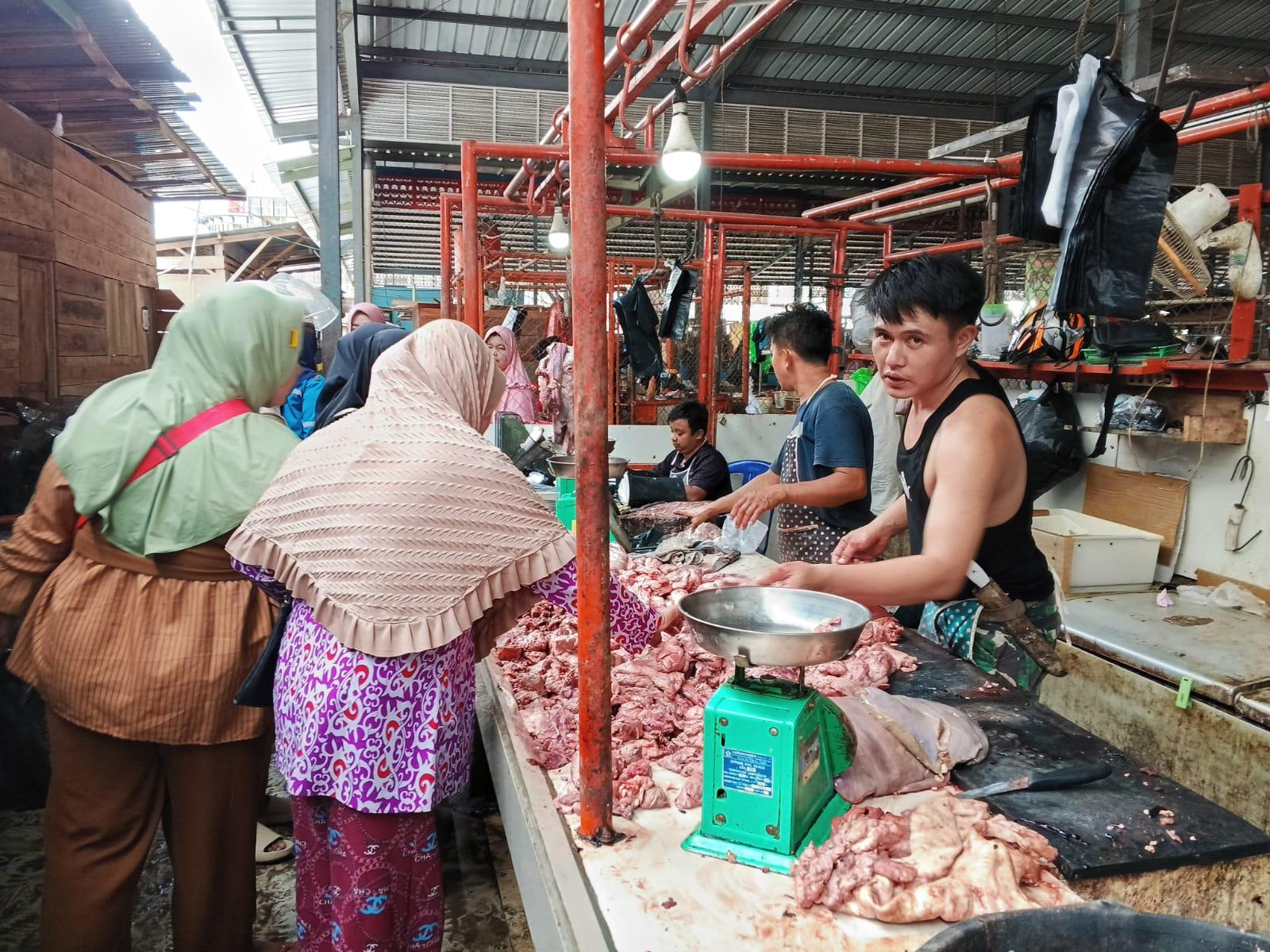 Pegadang Daging Sapi di Pasar Inpres Muara Enim Kebanjiran Berkah ...